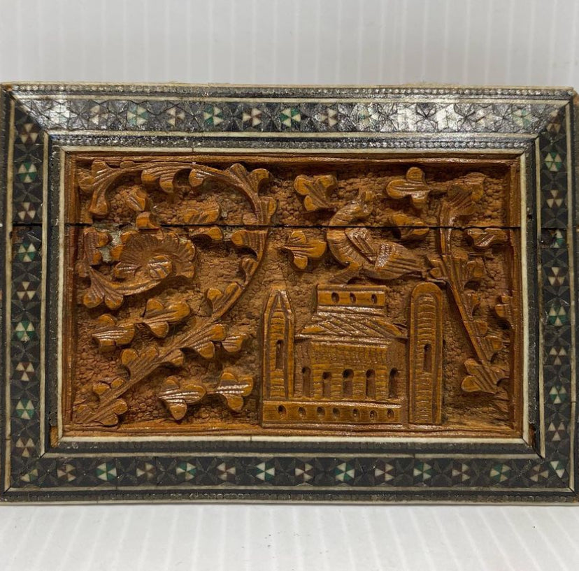 Antique and beautiful, Magic box trick, changes one card for another ...